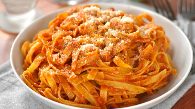 Engríe a tu familia con unos delicioso tallarines rojos con atún y papa ...