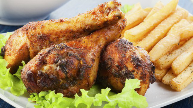 Aprende a preparar un delicioso pollo al cilindro con ensalada de fideos