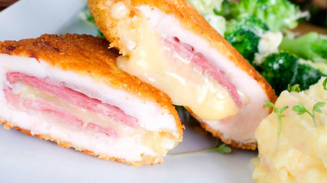 Engríete con una deliciosa suprema de pollo rellena de jamón y queso