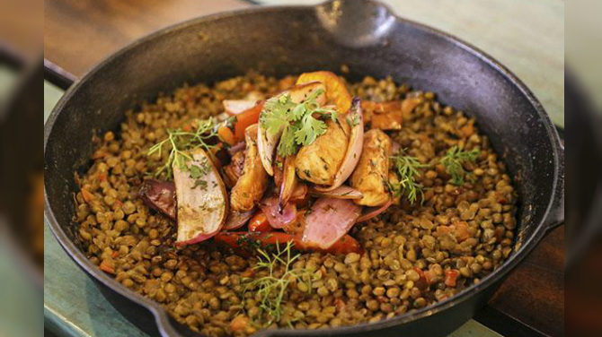 Disfruta del lunes de lentejas acompañándolo con un rico lomo al jugo