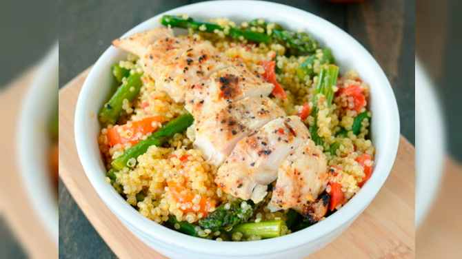 ¡La comida saludable también puede ser rica! Prepara una ensalada ...