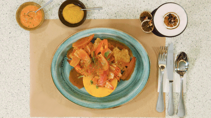 Disfruta de una deliciosa causa escabechada y limonada de fresas