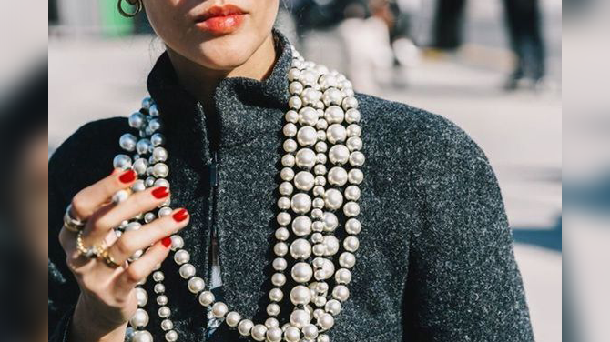 ¡Alerta glamurosa! 5 accesorios con perlas que puedes usar y verte ...