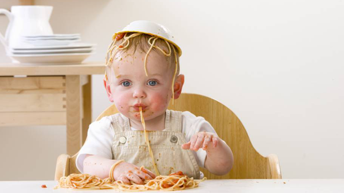 ¿Tu bebé tira la comida? Esto es lo que debes hacer