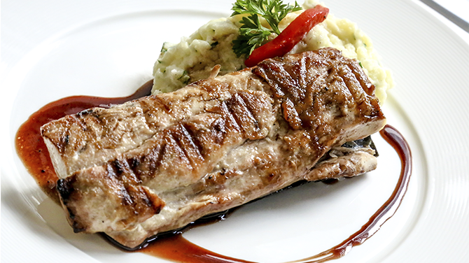 Prepara un filete de bonito y salsa balsámica con puré rústico