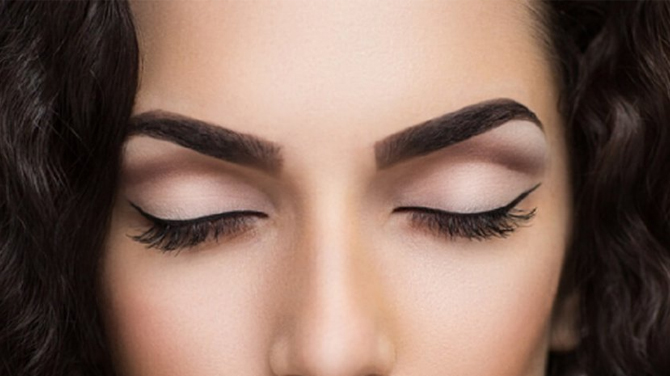 ¿Tatuaje de cejas? Conoce los pros y contras de este tratamiento de belleza
