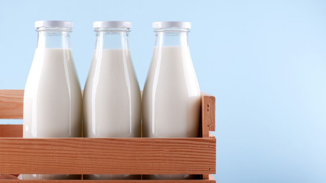 Leche de vaca, soya o almendra. ¿Cuál es la mejor alternativa?