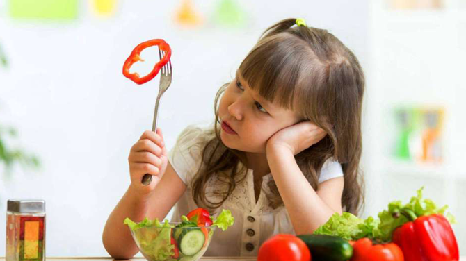 ¿Tu hijo juega con la comida? 5 beneficios de esta acción