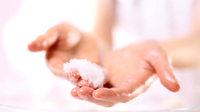 DIY: Exfoliante de miel y coco para tener unas manos suaves este invierno