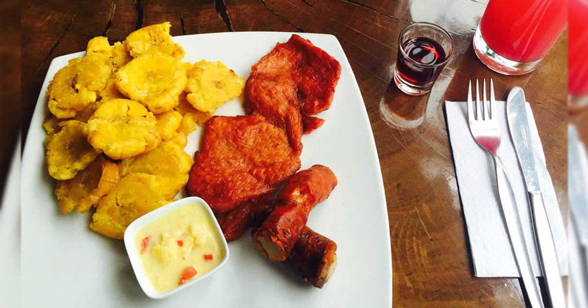 ¡Almuerzo charapa! Prepara unos deliciosos patacones con cecina y ají ...