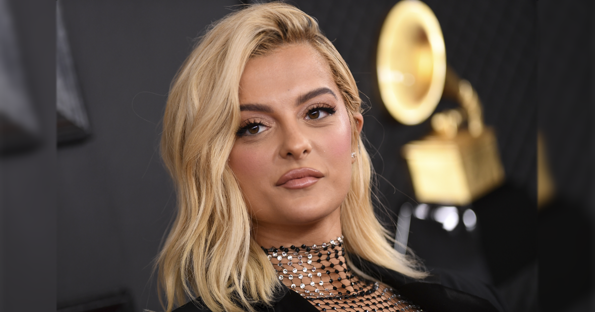 Bebe Rexha muestra osado look con top metálico en los premios Grammy 2020