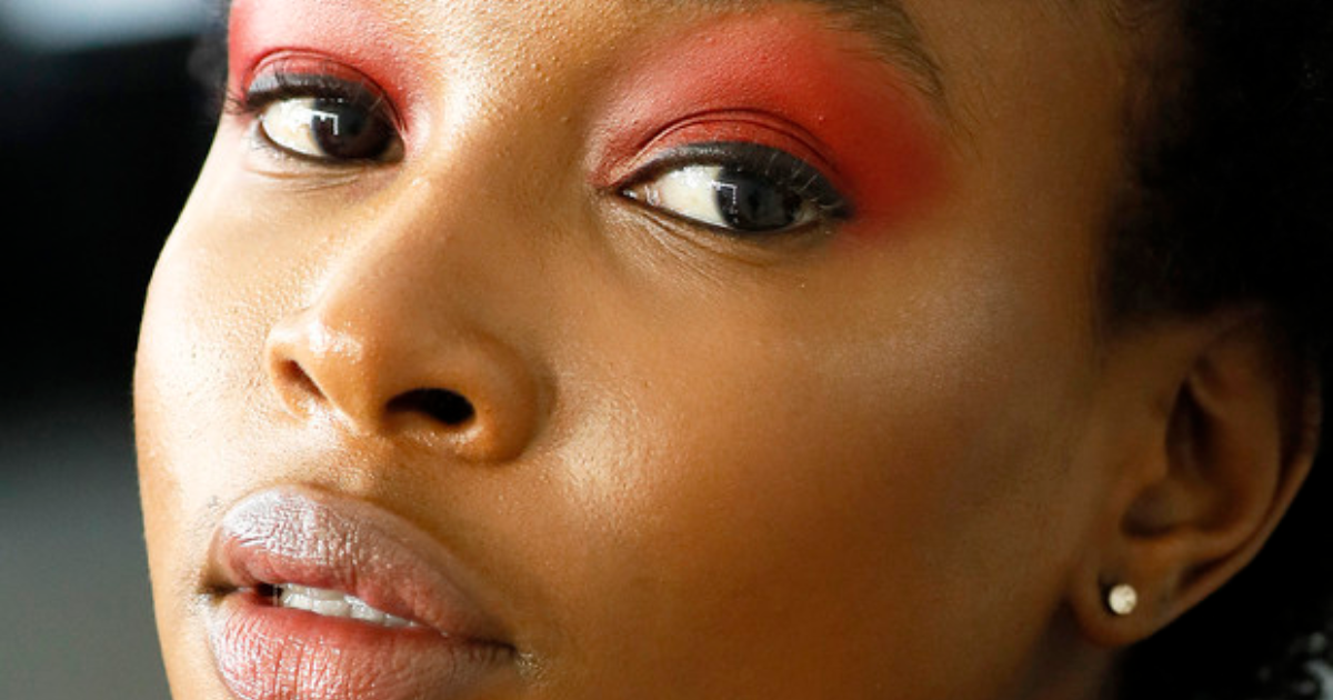 Maquillaje rojo para ojos: La tendencia que le da protagonismo a la mirada