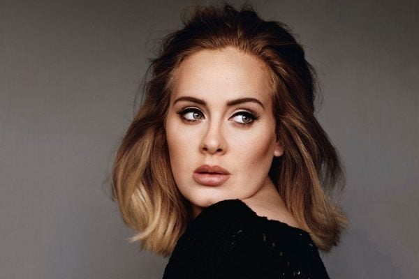 Adele se vuelve rubia y debuta radical cambio de look por cumpleaños #32 [FOTOS]