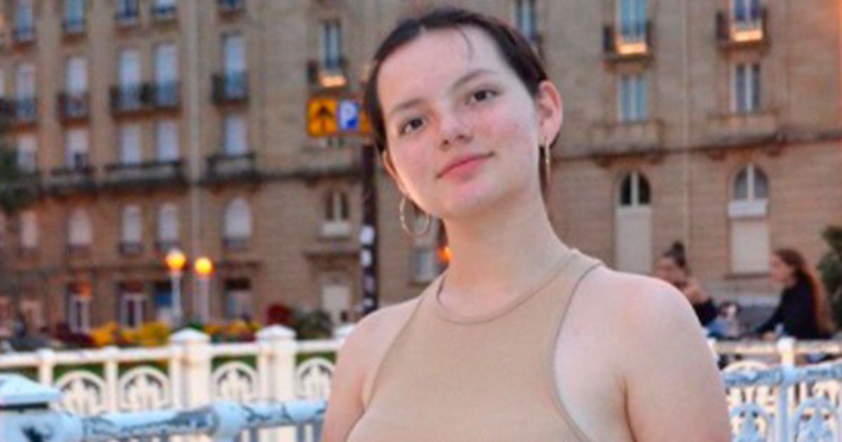 Francisca Aronsson revive la moda colegial con outfit black and white