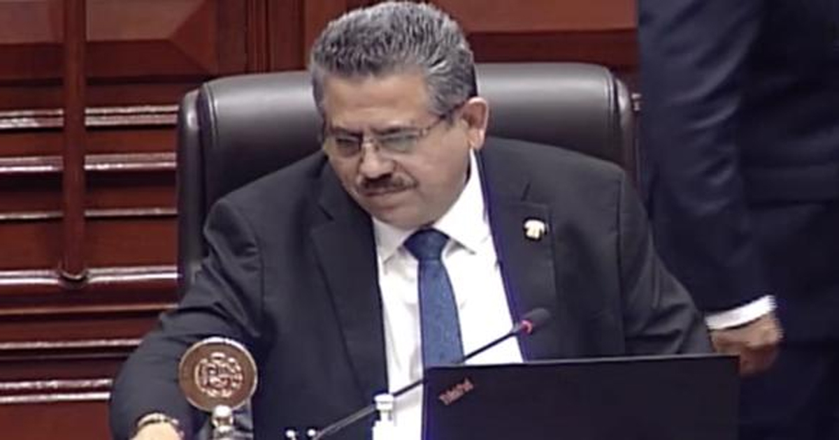 Manuel Merino y su discreta sonrisa tras anunciar su asunción como ...