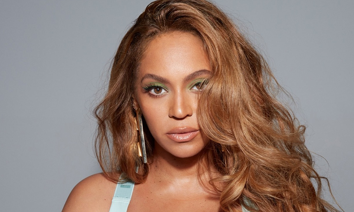 Beyoncé impacta con minivestido verde neón y causa furor en redes sociales