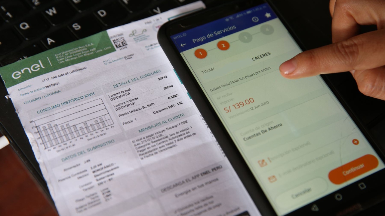 ¿Cómo puedo pagar mi recibo de luz en línea sin salir de casa?