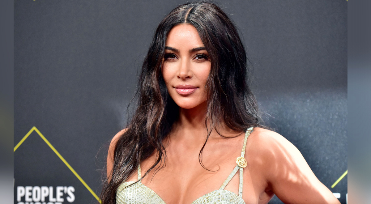 Kim Kardashian impacta en la MET Gala con imponente look total black que cubrió su rostro y cuerpo