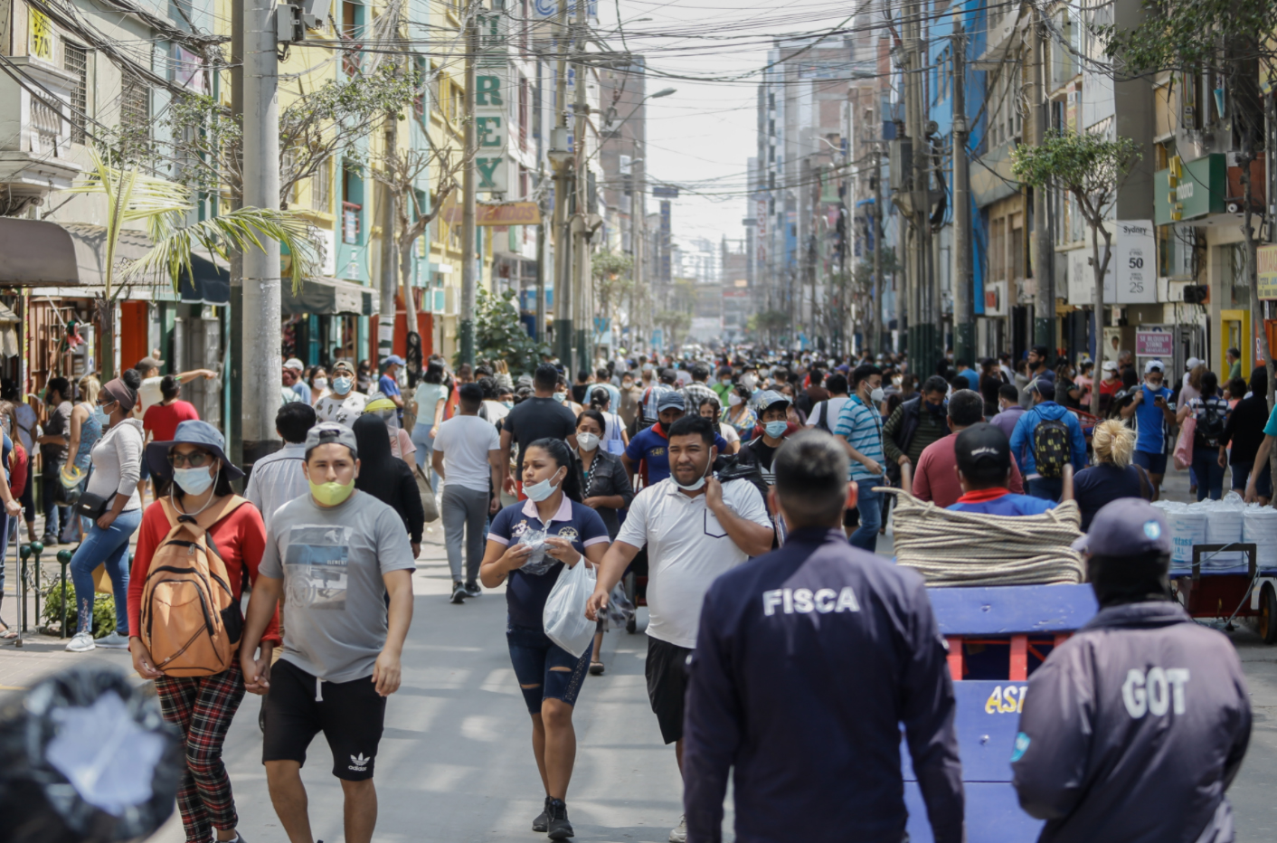 Caos y aglomeración de personas se registran en exteriores de Gamarra