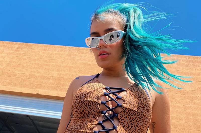 Karol G impacta con radical cambio de look que expone al rojo cereza como tendencia capilar