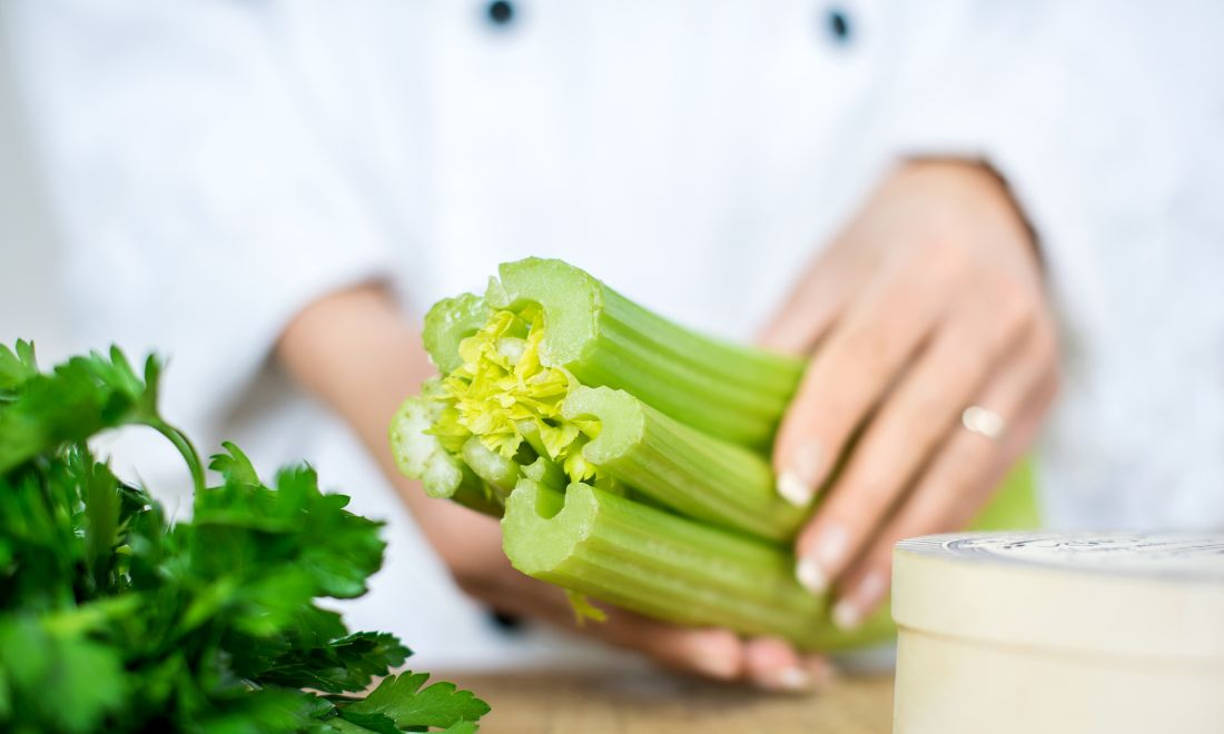 ¿Quieres conservar el apio por más tiempo? Aprende los 3 mejores trucos