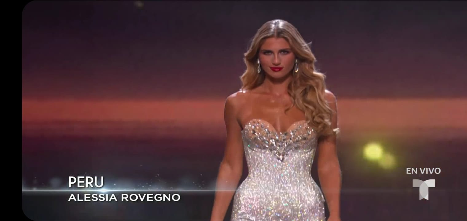 Miss Universo 2023 Alessia Rovegno Desfila Con Majestuoso Vestido De