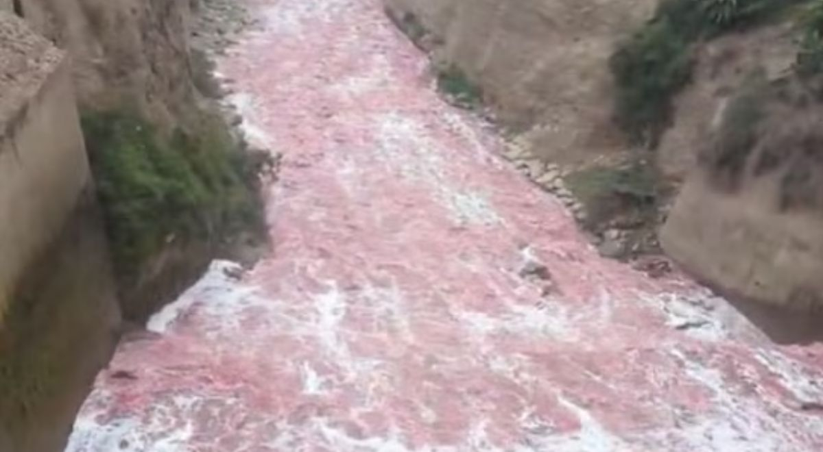 Río Rímac se tiñe de rojo y genera gran preocupción ante extraño ...